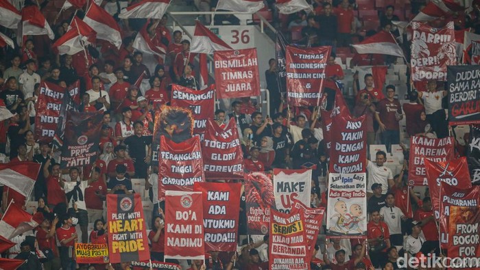Aksi Suporter Indonesia Merahkan GBK dengan Beragam Poster