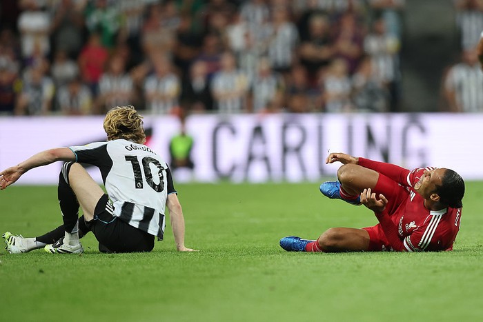 Momen Anthony Gordon Vs Van Dijk: Tekel Keras yang Tinggalkan Bekas