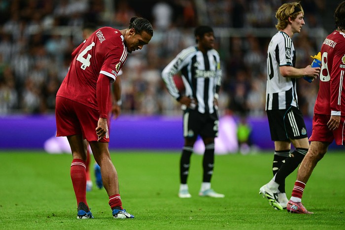 Momen Anthony Gordon Vs Van Dijk: Tekel Keras yang Tinggalkan Bekas