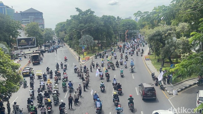Lalu Lintas Arah Darmo Surabaya Dialihkan Imbas Aksi Demo Buruh