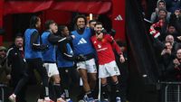 Satu Kemenangan Lagi, Fans MU Ini Akhirnya Bisa Potong Rambut