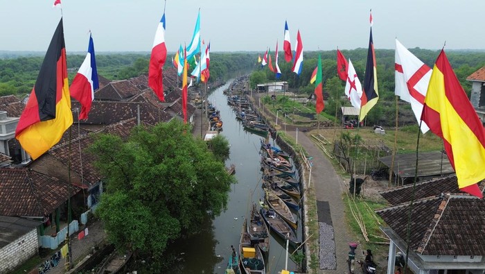 Bendera Peserta Piala Dunia 2026 Warnai Pesisir Pasuruan