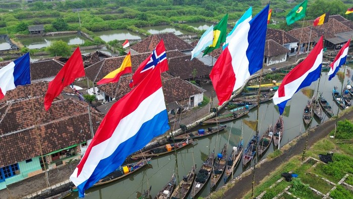 Bendera Peserta Piala Dunia 2026 Warnai Pesisir Pasuruan