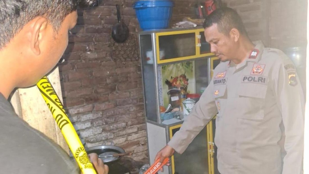 Pria Bima Tewas Bakar Diri, Api Masih Menyala Saat Ditemukan Ibu