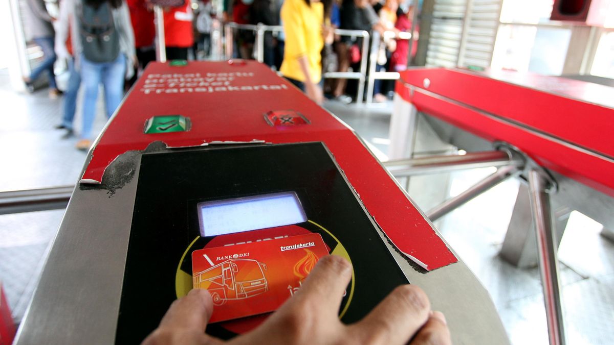 Ratusan Penumpang TransJakarta Koridor 7A-7B Terlantar