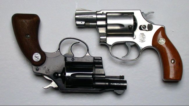 Pistol Revolver Polisi