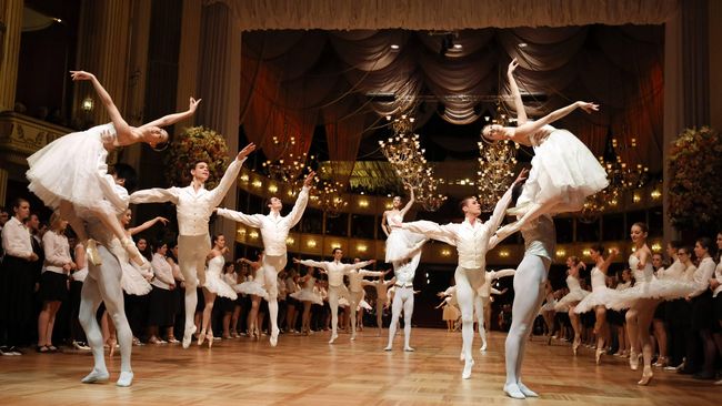 Balet dan Orkestra di Vienna Opera Ball