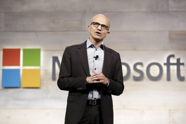 Ketika CEO Microsoft Pakai iPhone, Memuji atau Mengejek?