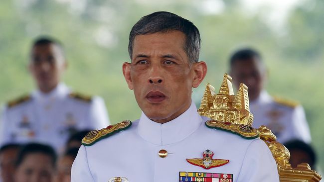 Sehari Jelang Pelantikan, Raja Thailand Sembah Patung Buddha