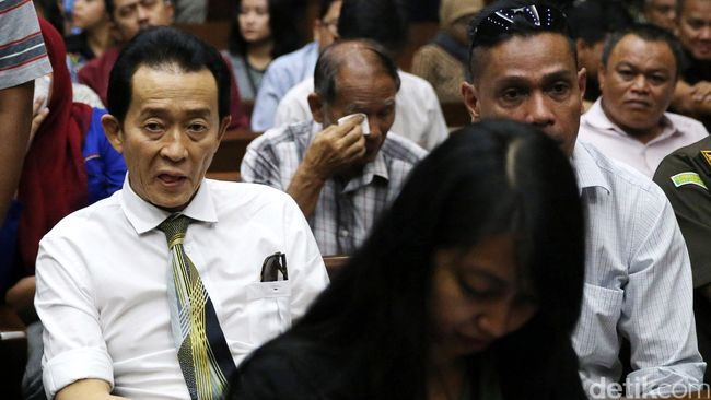 Edi Darmawan ayah Mirna Salihin menjadi sorotan kala membawa pistol ...