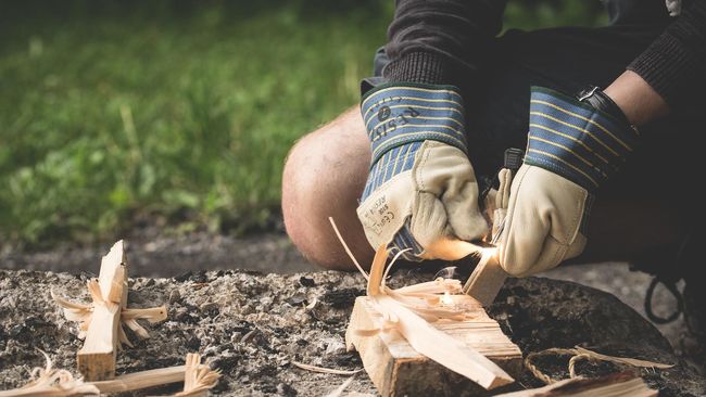 Berbagai Teknik Menyalakan Api Tanpa Korek