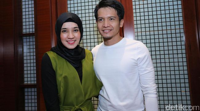7 Momen Kemesraan Dimas Seto dan Dhini Aminarti yang Bikin Baper - Foto 1