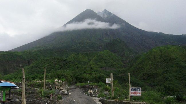 Hujan Abu Pengaruhi Status Objek Wisata Alam Gunung Merapi