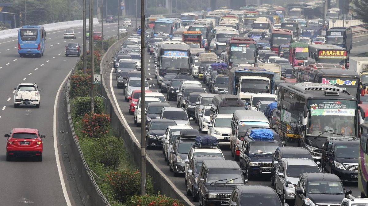 Antrean Mobil Mengular di GT Cikampek, Macet hingga Cikopo
