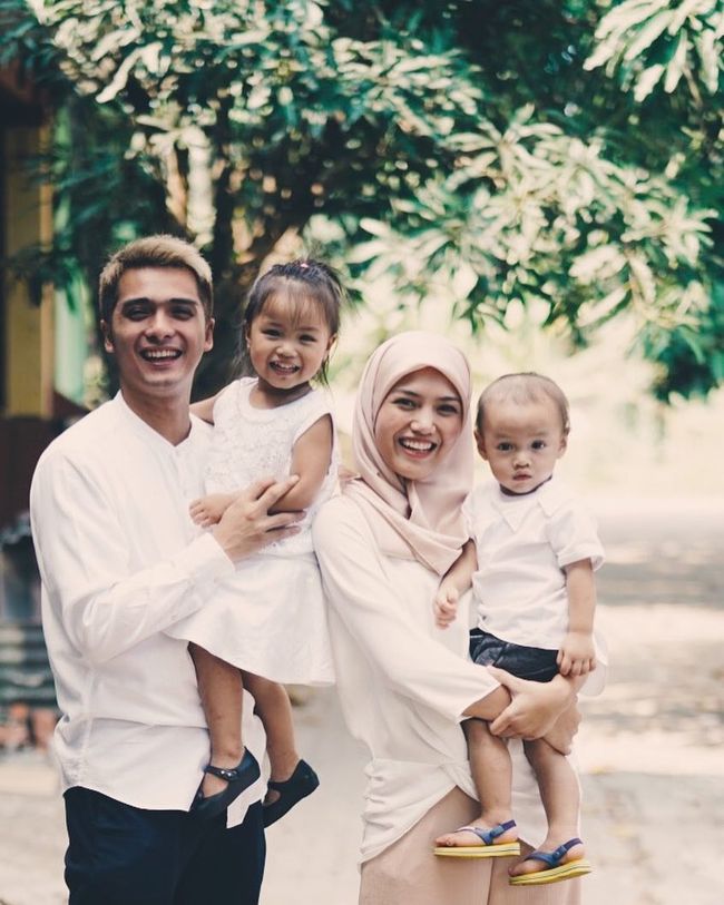 Makin Besar, 2 Anak Ricky Harun Sering 'Rebutan' Bundanya