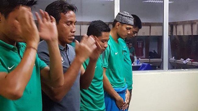 Salat Berjamaah Hingga Baca Alkitab Iringi Timnas Indonesia