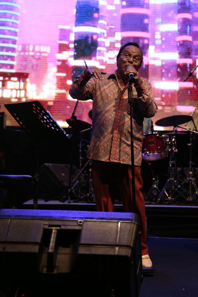 Penyanyi Senior Bob Tutupoly Meninggal di Usia 82, Dunia Musik ...