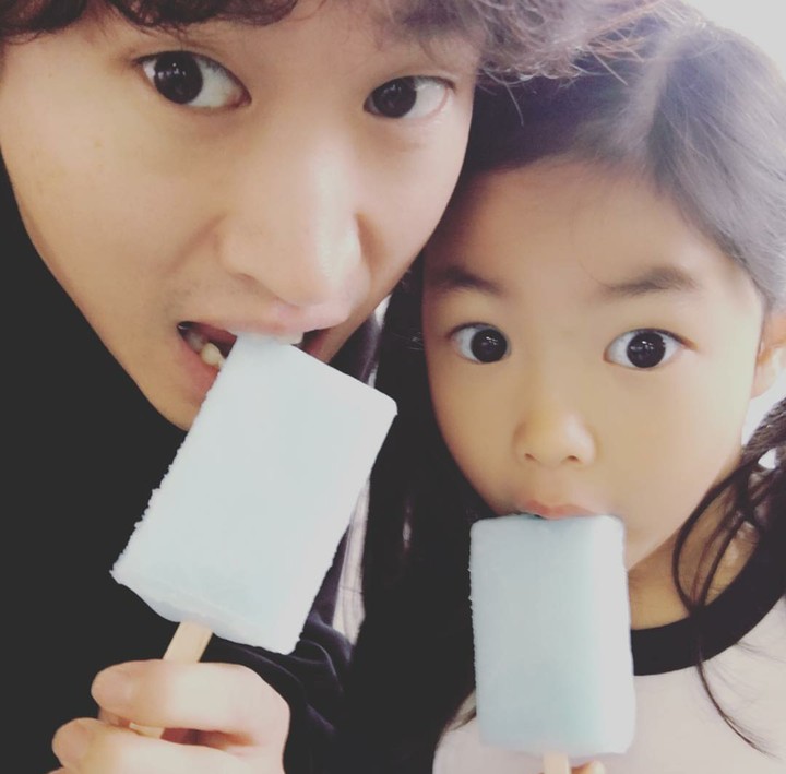 So Sweet Banget! Kedekatan Rapper Tablo dengan Putrinya - 1
