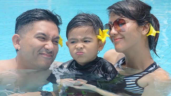 Potret Keluarga Shareena dan Ryan Delon yang Selalu Ceria - Foto 1