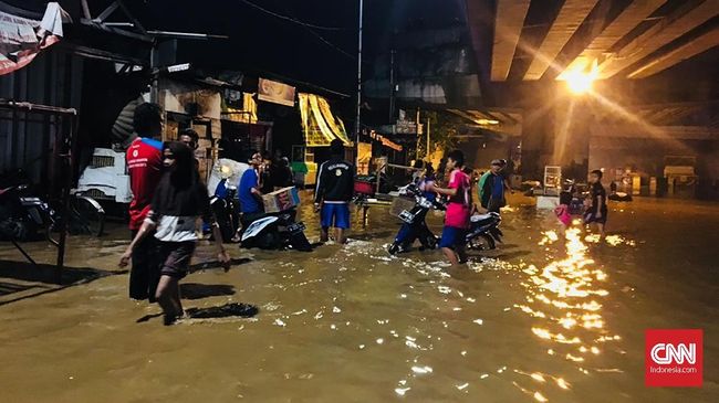 Rumah Terendam Banjir, Sebagian Warga Rawajati Tak Mengungsi