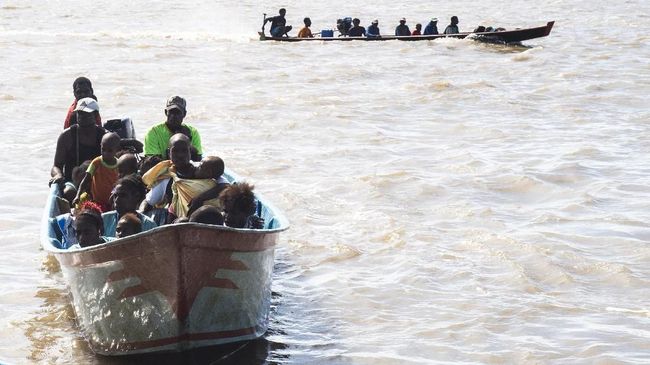 Mengenal Perahu Suku Asmat di Papua