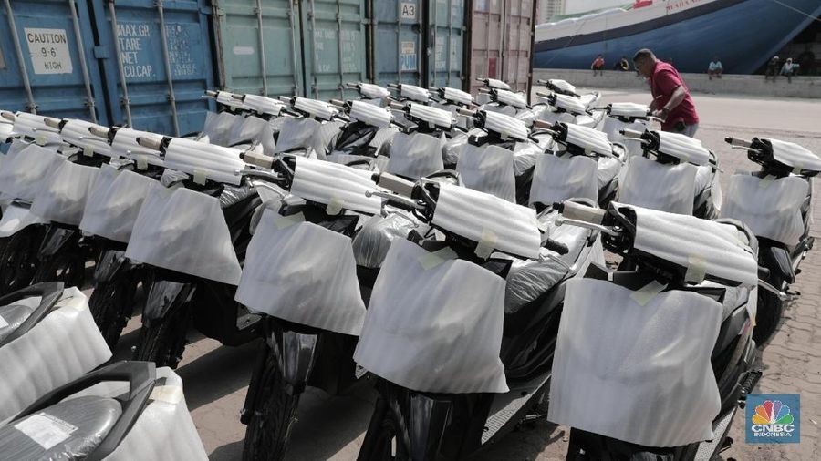 Bak Bumi dan Langit! Penjualan Mobil RI Anjlok, Motor Masih Ngegas