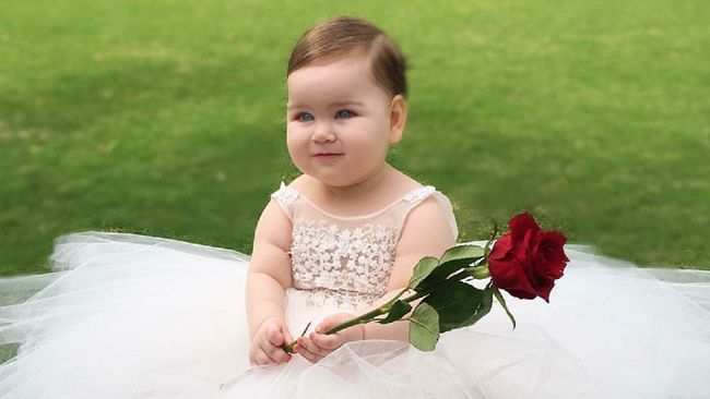 Bayi Bermata Biru dan Berpipi Gembil Ini Menggemaskan Banget - Foto 1