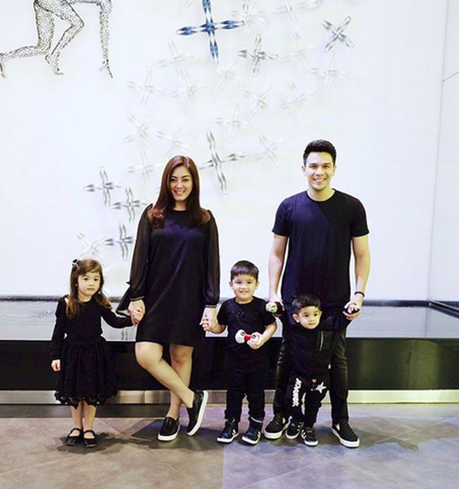 Gaya Kece Keluarga Jonathan Frizzy Saat Pakai Baju Kembaran - 10