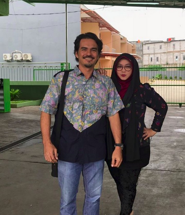 Menikah 19 Tahun, Kemesraan Rina Gunawan-Teddy Syah Tetap Awet - 1