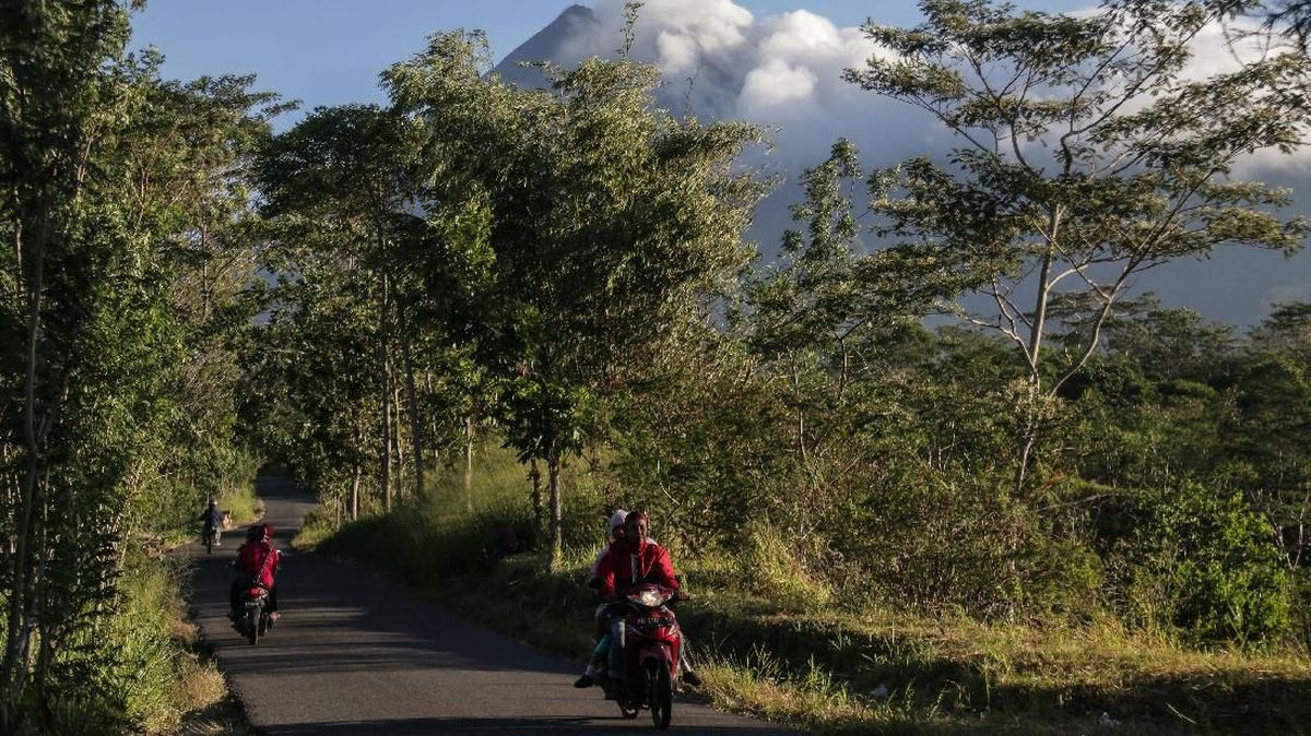 Abu Gunung Merapi Mulai Terpa Candi Borobudur