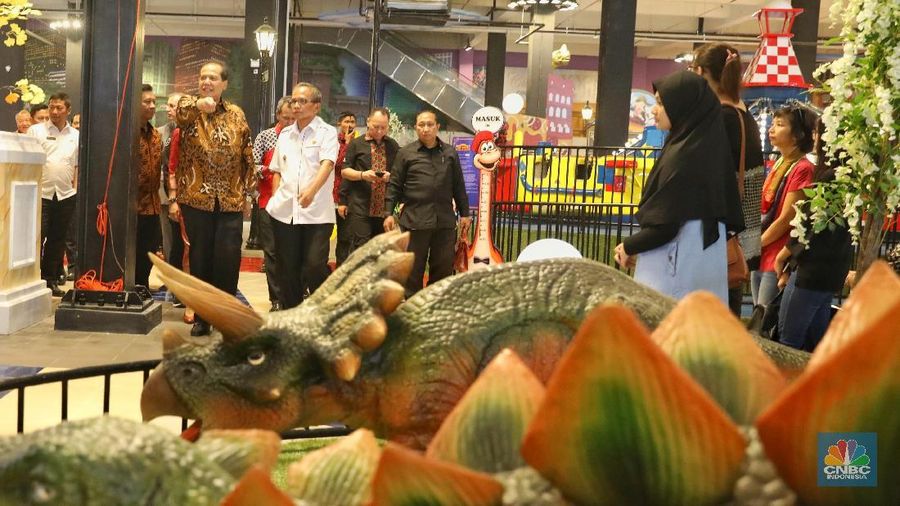 CT Naik Roller Coaster Saat Buka Transmart ke-111 di Bogor