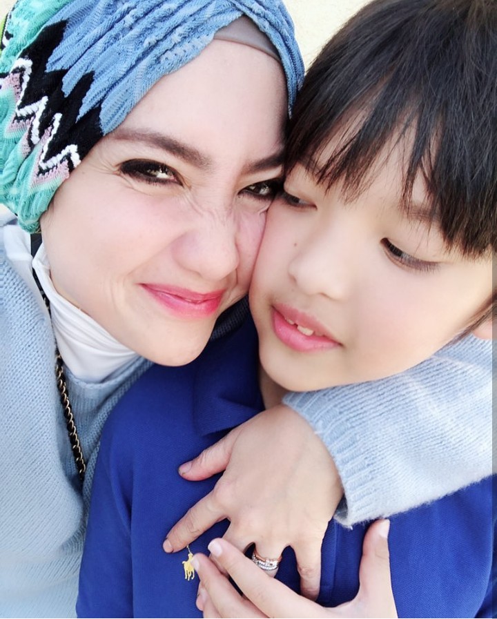 Ini Kakak-Adik Ya? Bukan, Ini Tia Ivanka dan Putra Gantengnya - 7