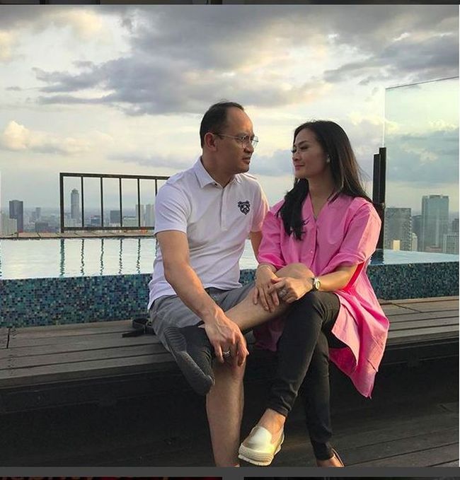 Kemesraan Iis Dahlia dan Suaminya di 17 Tahun Pernikahan - Foto 1 Kemesraan Iis Dahlia dan Suaminya di 17 Tahun Pernikahan - Foto 1