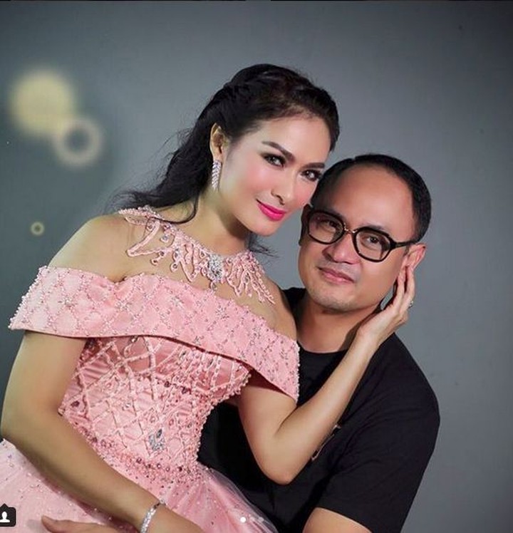 Kemesraan Iis Dahlia dan Suaminya di 17 Tahun Pernikahan - 4 Kemesraan Iis Dahlia dan Suaminya di 17 Tahun Pernikahan - 4