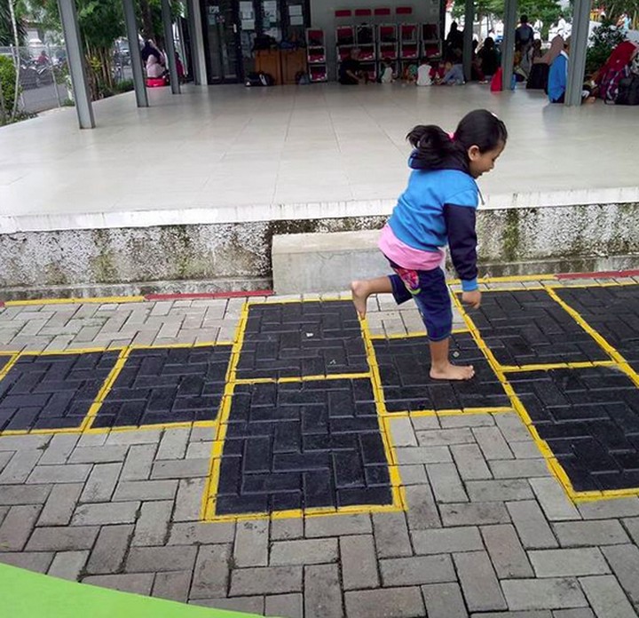 Serunya Anak-anak Bermain Engklek - 5