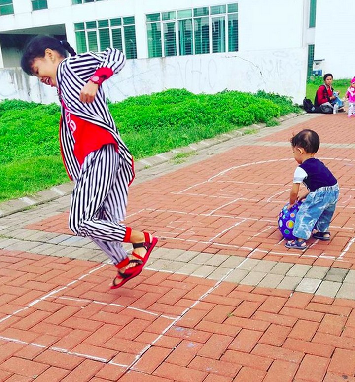 Serunya Anak-anak Bermain Engklek - 7