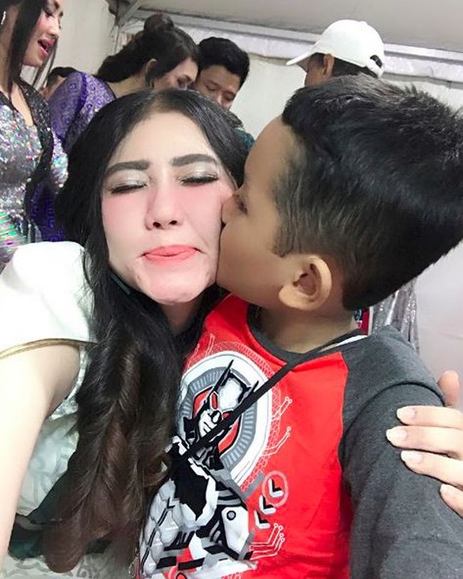 Foto-foto Kekompakan Via Vallen dan Adik Bungsunya - 1 Foto-foto Kekompakan Via Vallen dan Adik Bungsunya - 1