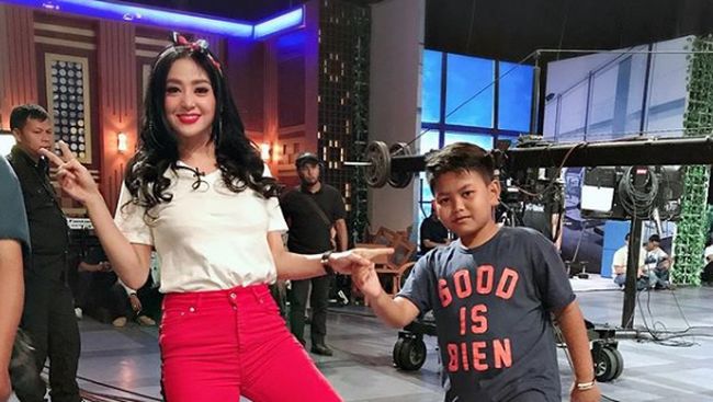 Kebersamaan Dewi Perssik dengan Jagoan Kecilnya, Felice Gabriel - Foto 1