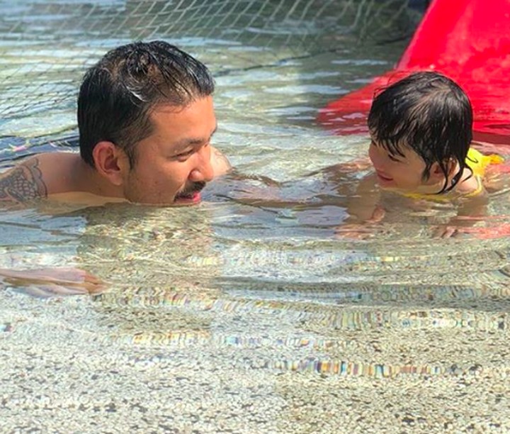 7 Foto yang Buktikan Rio Dewanto dan Si Kecil Salma Mirip Banget - Foto 1