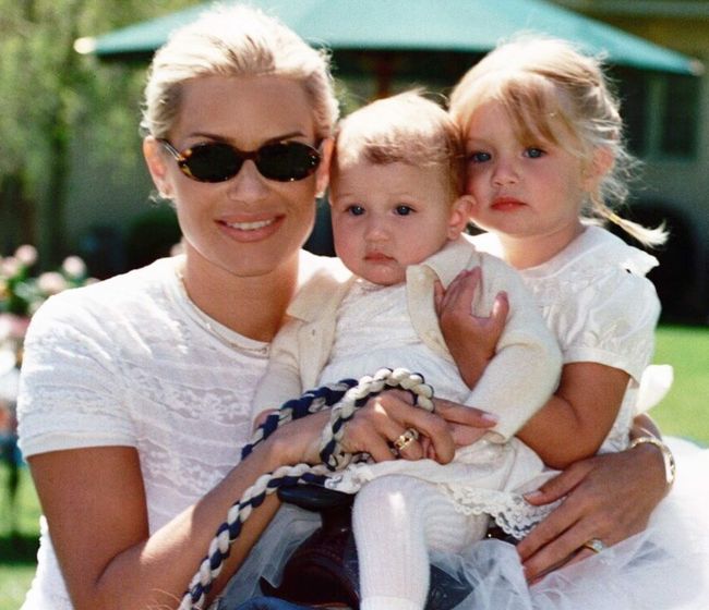 Intip Throwback Keluarga Model Hadid Lewat 8 Foto Ini - 1