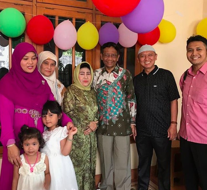 Momen Manis Mahfud MD Ketika Bersama Anak-anak - Foto 1