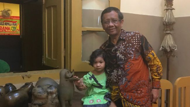 Momen Manis Mahfud MD Ketika Bersama Anak-anak - Foto 1