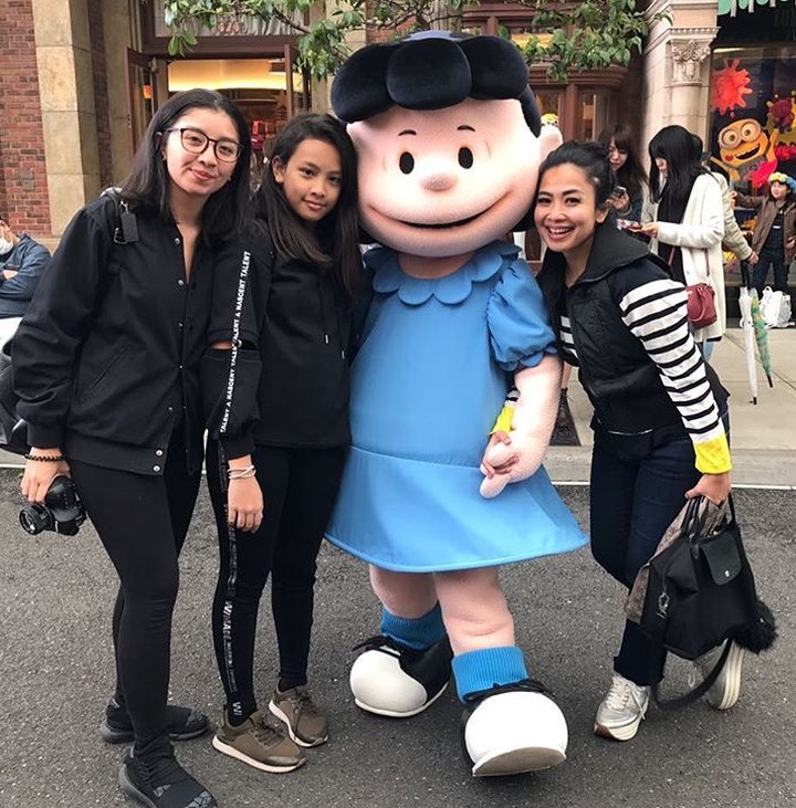 Potret Keseruan Keluarga Feni Rose yang Jarang Terekspos - Foto 4