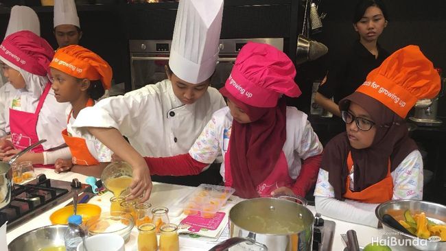 Aksi Seru Anak-anak Saat Jadi Chef - Foto 1