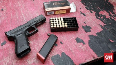 Pistol Revolver Polisi