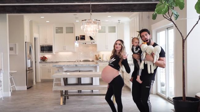 Serunya Ibu Hamil Kembar Tiga Menari dengan Suami dan Anak