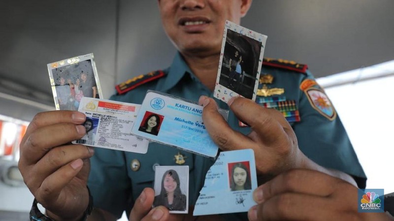 Penampakan KTP Hingga SIM di Lokasi Jatuhnya Lion Air JT-610 - Foto 5