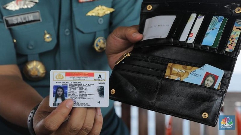 Penampakan KTP Hingga SIM di Lokasi Jatuhnya Lion Air JT-610 - Foto 5