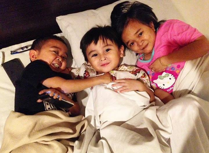 7 Foto Kedekatan Daus Mini dan Anaknya - Foto 3