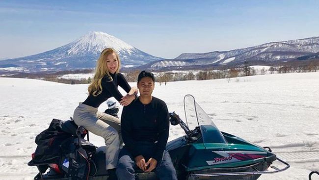 8 Foto Romantis Panji Trihatmodjo dan Varsha Strauss - Foto 1